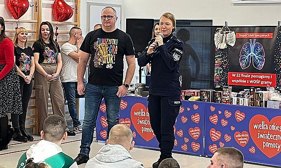 Lipnowscy policjanci grają z WOŚP - Wiadomości - KPP w Lipnie